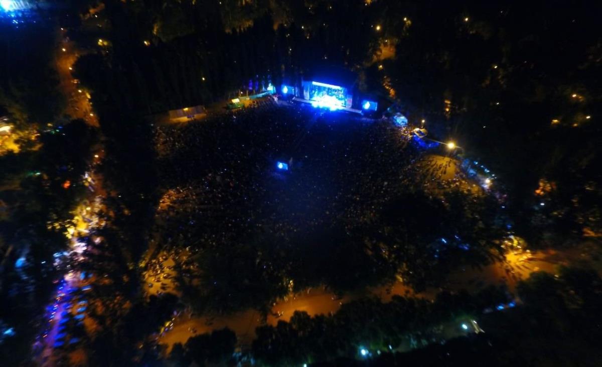 Re contra movido: Rivadavia canta al país vibró a puro ritmo tropical ...