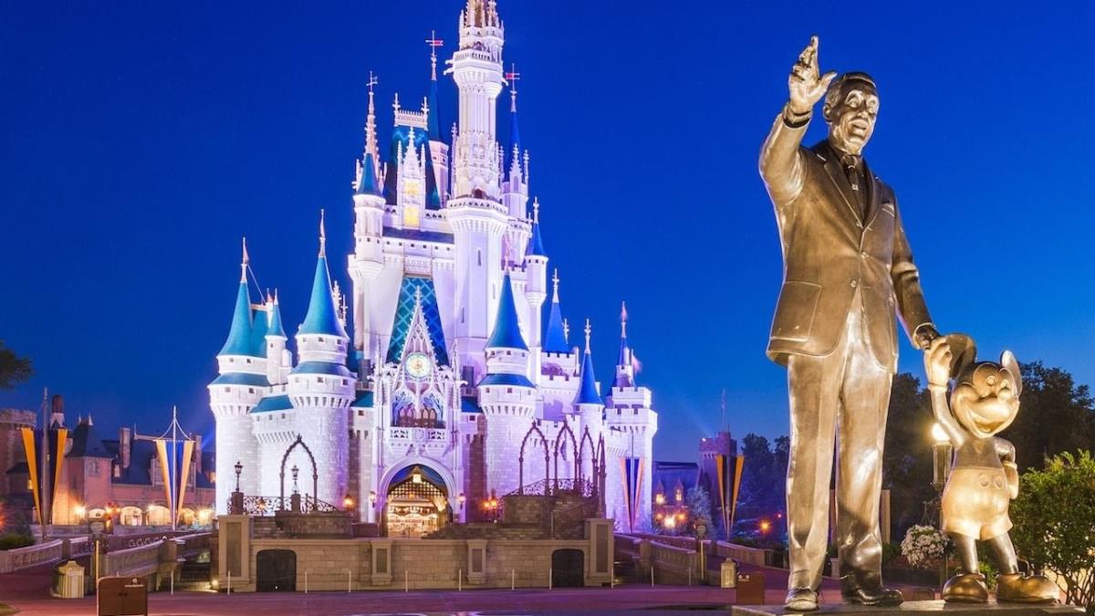 Polémica: Disney sancionó a una joven por su vestimenta - Ciudadano News