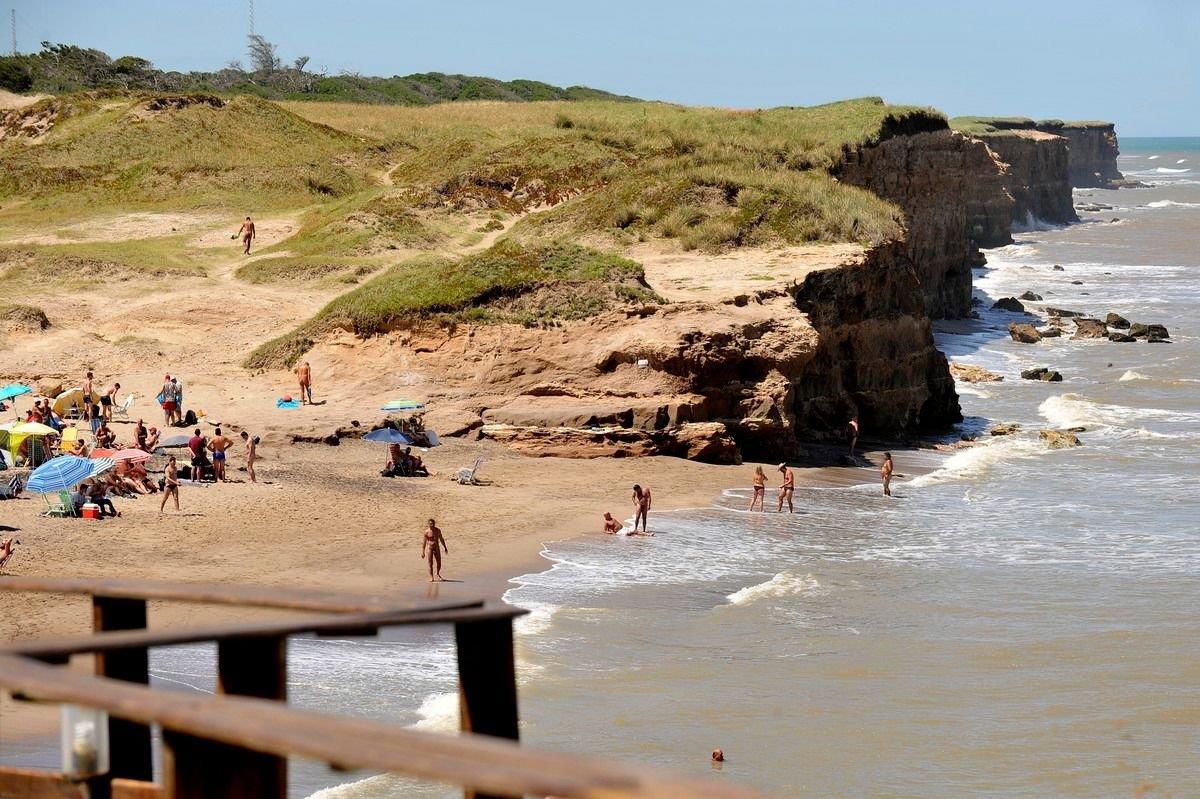 Nudismo en Argentina: la explosiva historia de la Playa Franka de Moria ...