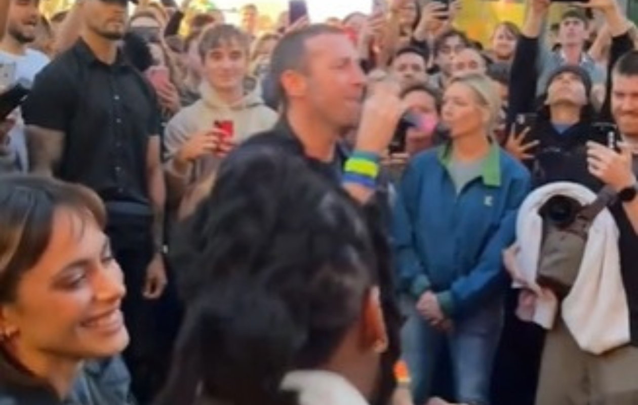 Video: Tini y Chris Martin cantaron en las calles de Dublín - Ciudadano ...
