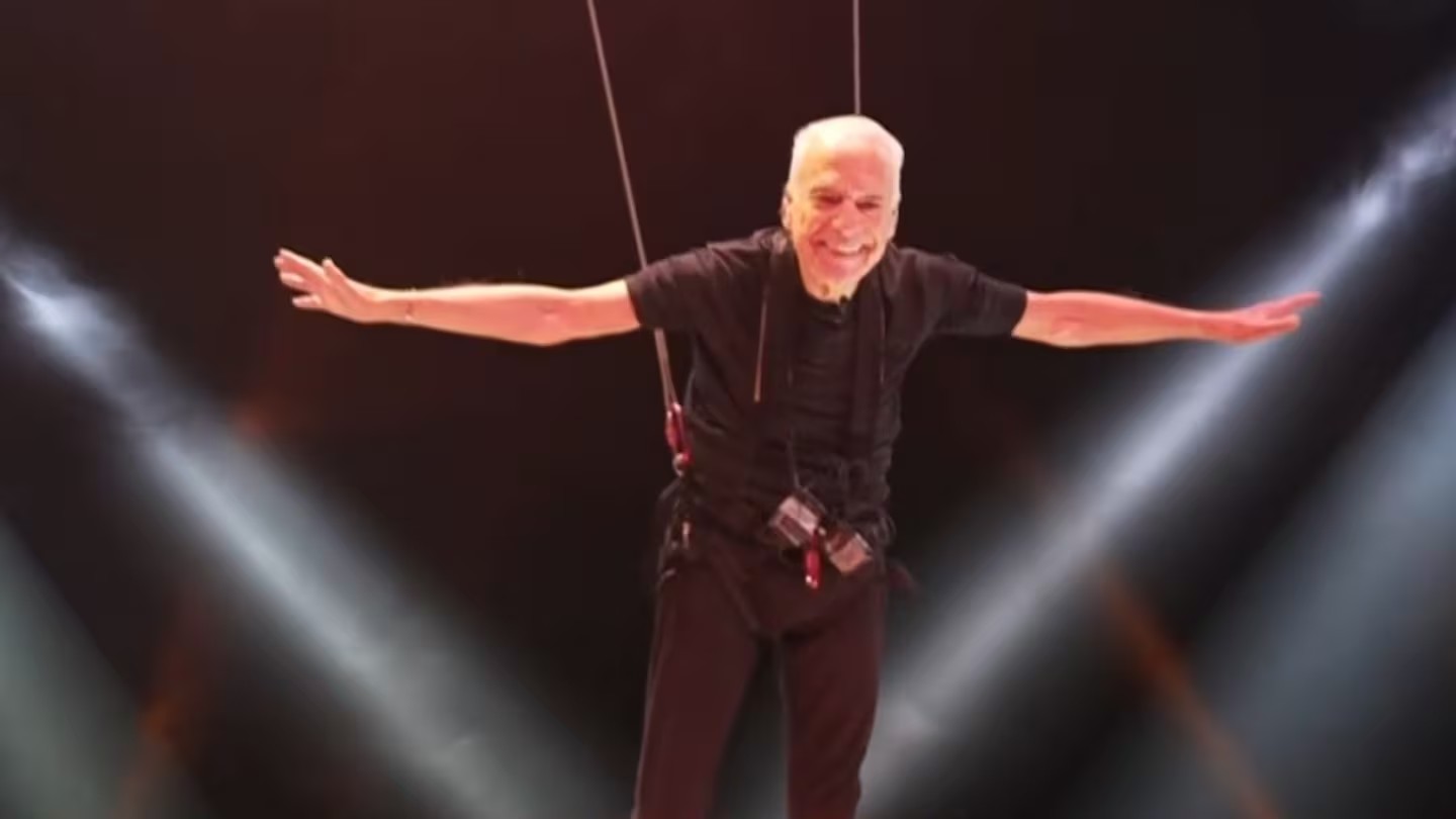 Cormillot debuta a los 86 años como acróbata en el Circo Servian ...