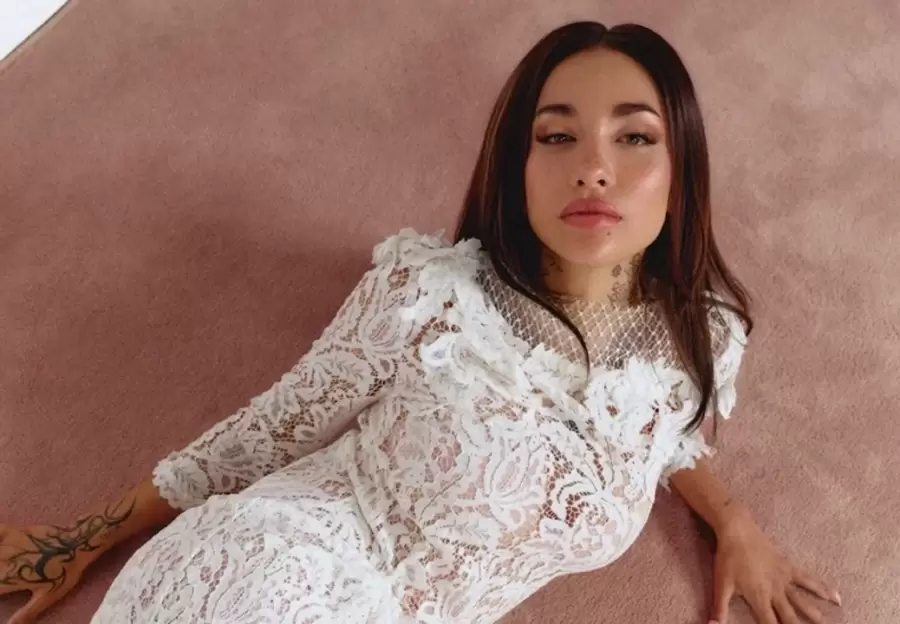 La sensual producción de María Becerra para Glamour España y su tajante ...